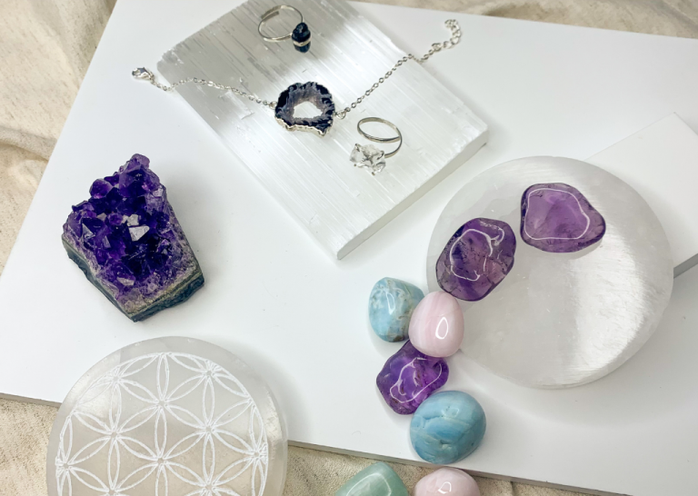 Selenita: conheça o significado e saiba como usar - Shop dos Cristais